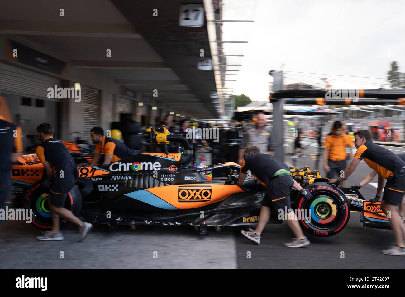 Helmet mclaren mercedes mechanic formula hi-res stock photography and ...