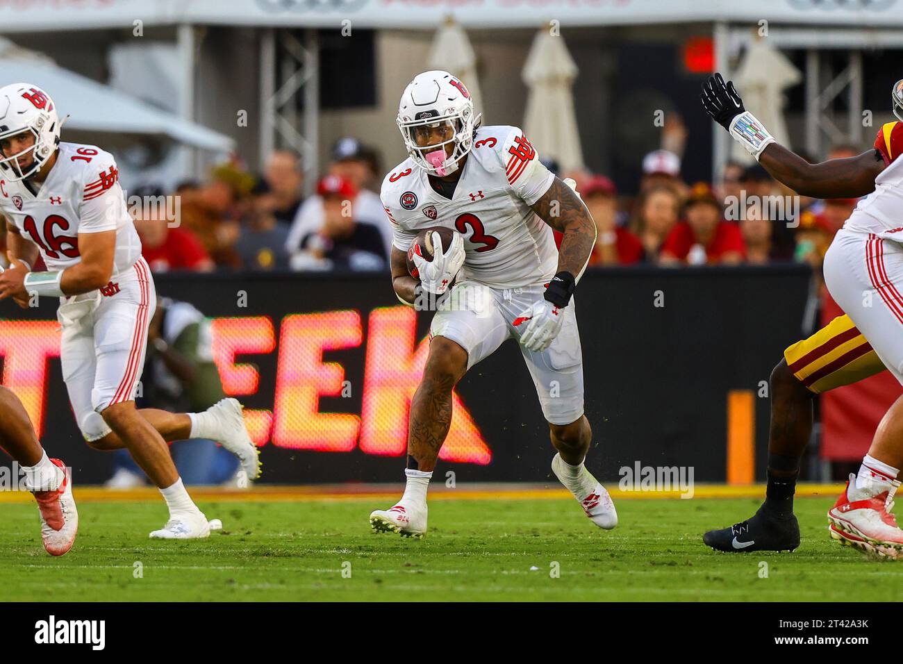 LOS ANGELES, CA - OCTOBER 21: Utah Utes running back Ja'Quinden Jackson ...