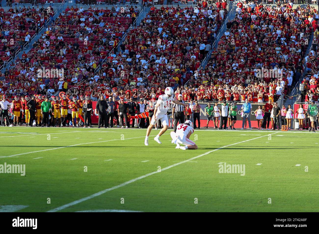LOS ANGELES, CA - OCTOBER 21: Utah Utes place kicker Cole Becker (36 ...