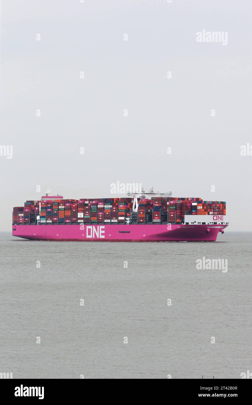ONE Containerschiff - gesehen auf der Nordsee/Elbe kurz vor Cuxhaven am ...