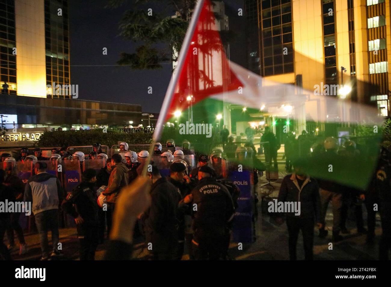 Istanbul, Istanbul, Turkey. 27th Oct, 2023. Hundreds of Turks and ...