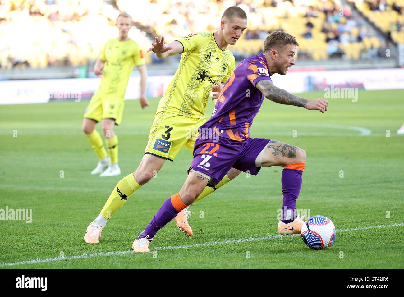 Wellington, New Zealand. 28th Oct, 2023. Glory captain Adam Taggart (R ...