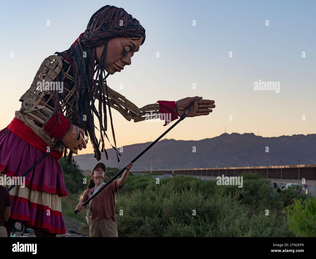 12 foot puppet hi-res stock photography and images - Alamy