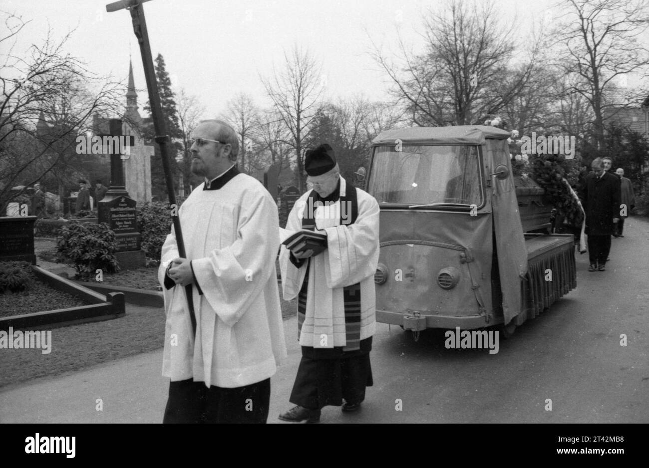 RECORD DATE NOT STATED SS-General Heinz Lammerding Jan. 1971 beerdigt ...