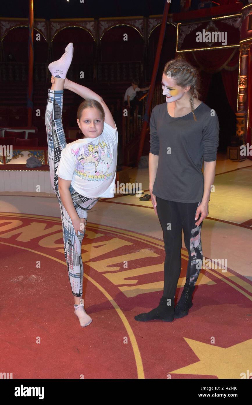 Maria Sarach Handstand Akrobatin mit Akrobatische Tochter Liz Sarach 10 ...