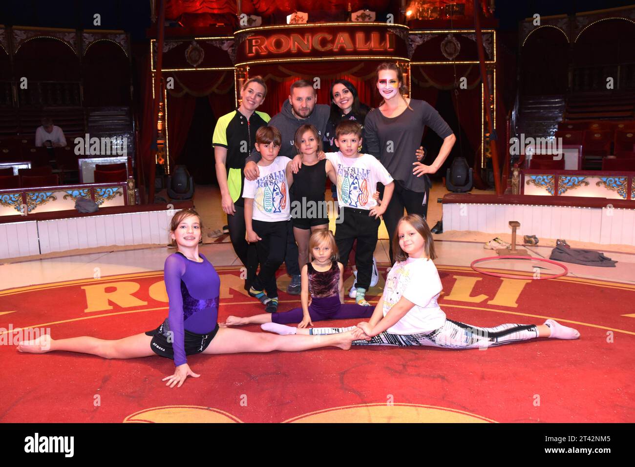 Artisten Akrobaten Show Kuenstler mit ihren Akrobatischen -Zirkus ...