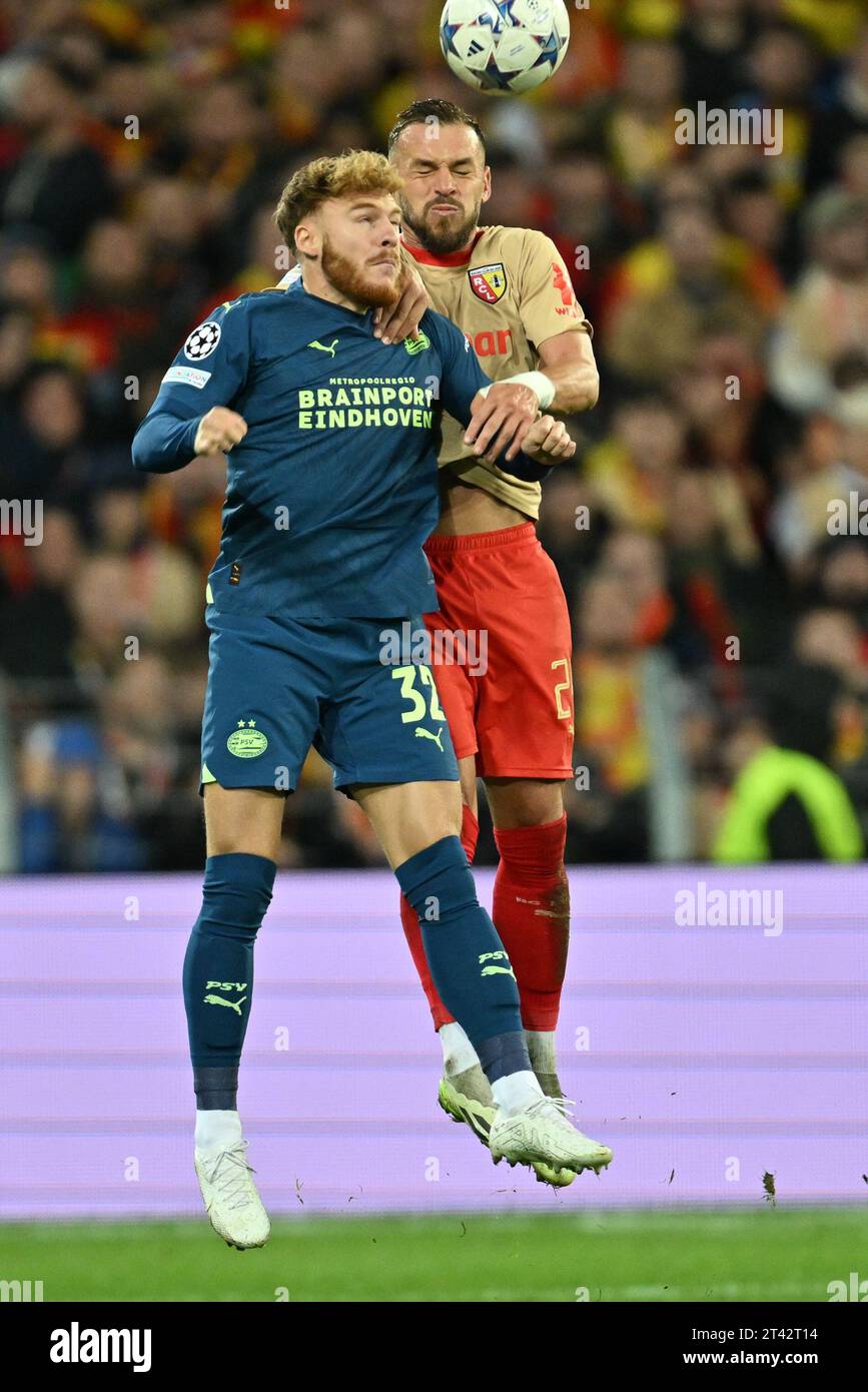 Yorbe Vertessen (32) of Eindhoven fighting for the ball with Jonathan ...