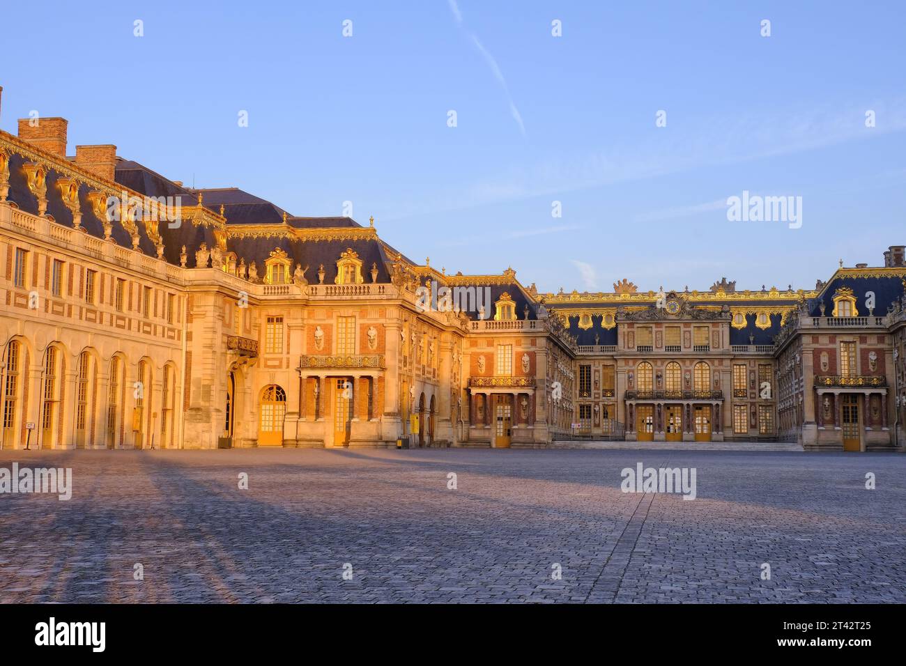 France versailles front courtyard hi-res stock photography and images ...