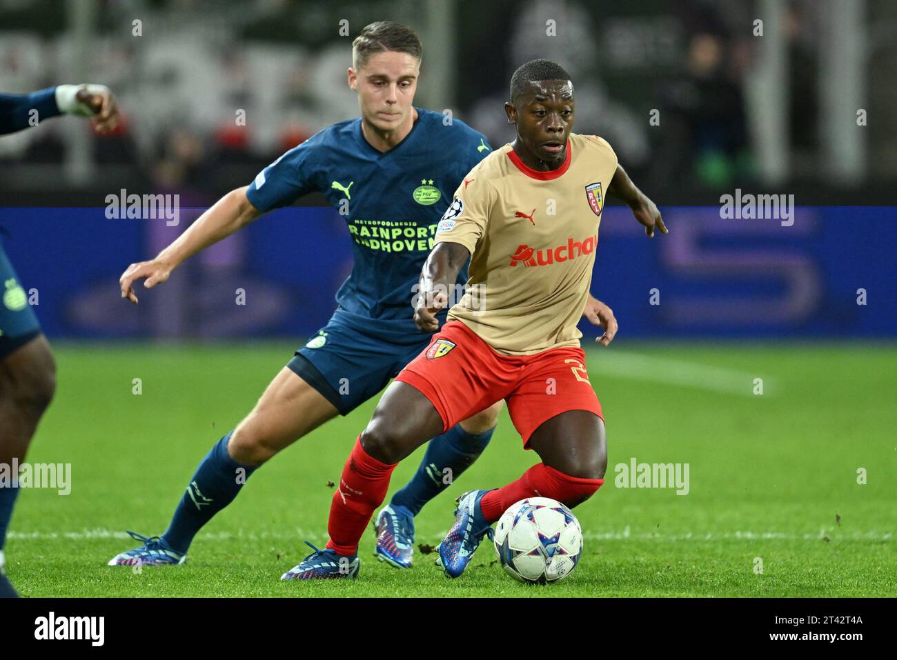Lens, France. 24th Oct, 2023. Joey Veerman (23) of Eindhoven defending ...
