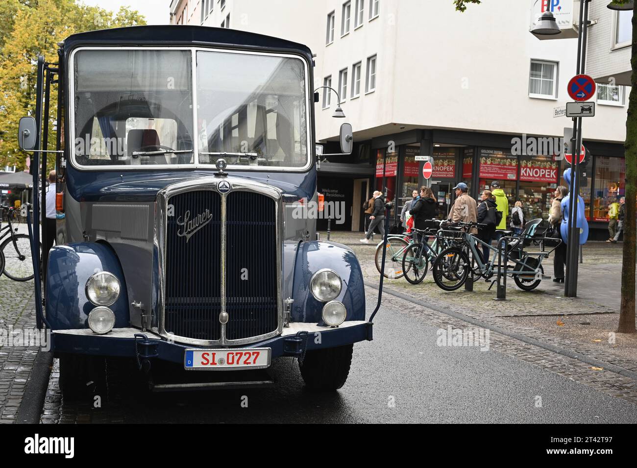 Cologne, Germany. 27th Oct, 2023. A vintage bus from the 1930s of the ...