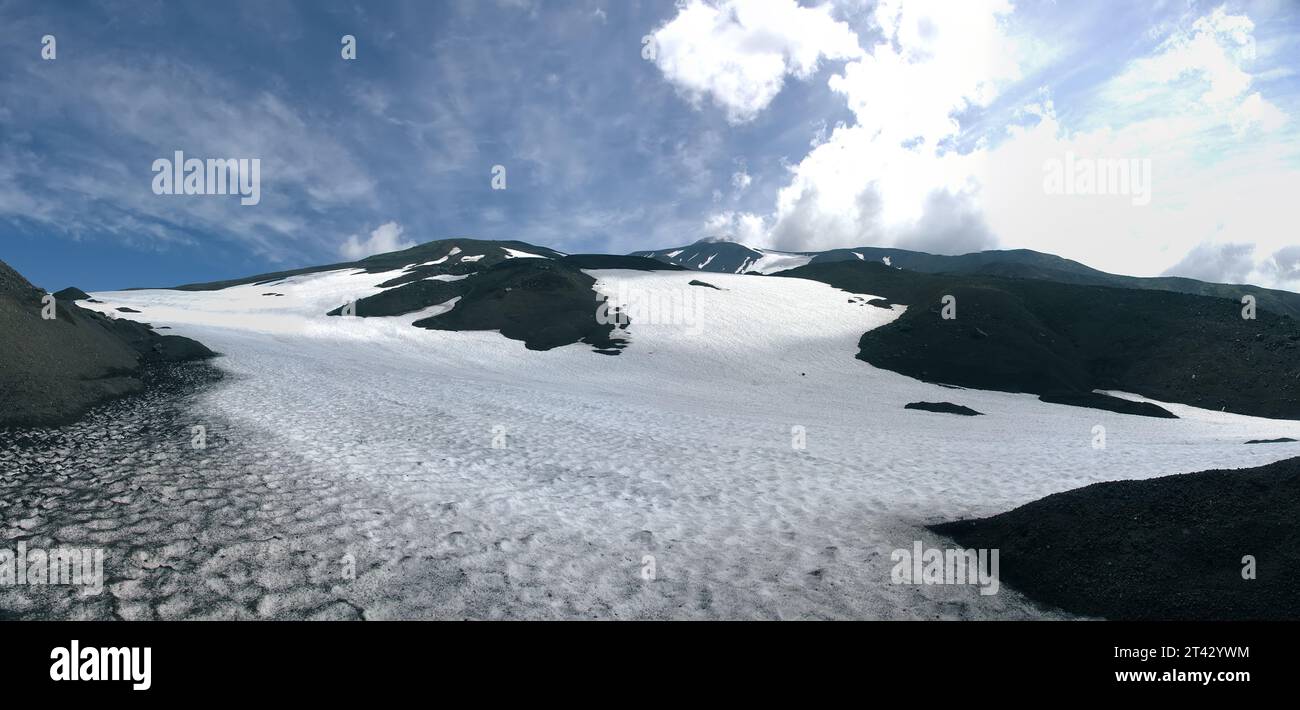 Vulcanic basin hi-res stock photography and images - Alamy