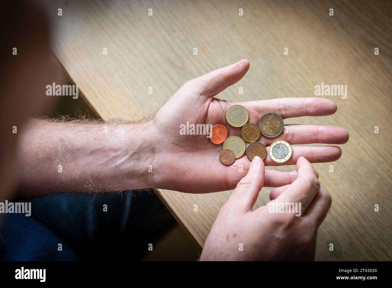 Augsburg, Bavaria, Germany. 27th Oct, 2023. An old man holds few euro ...