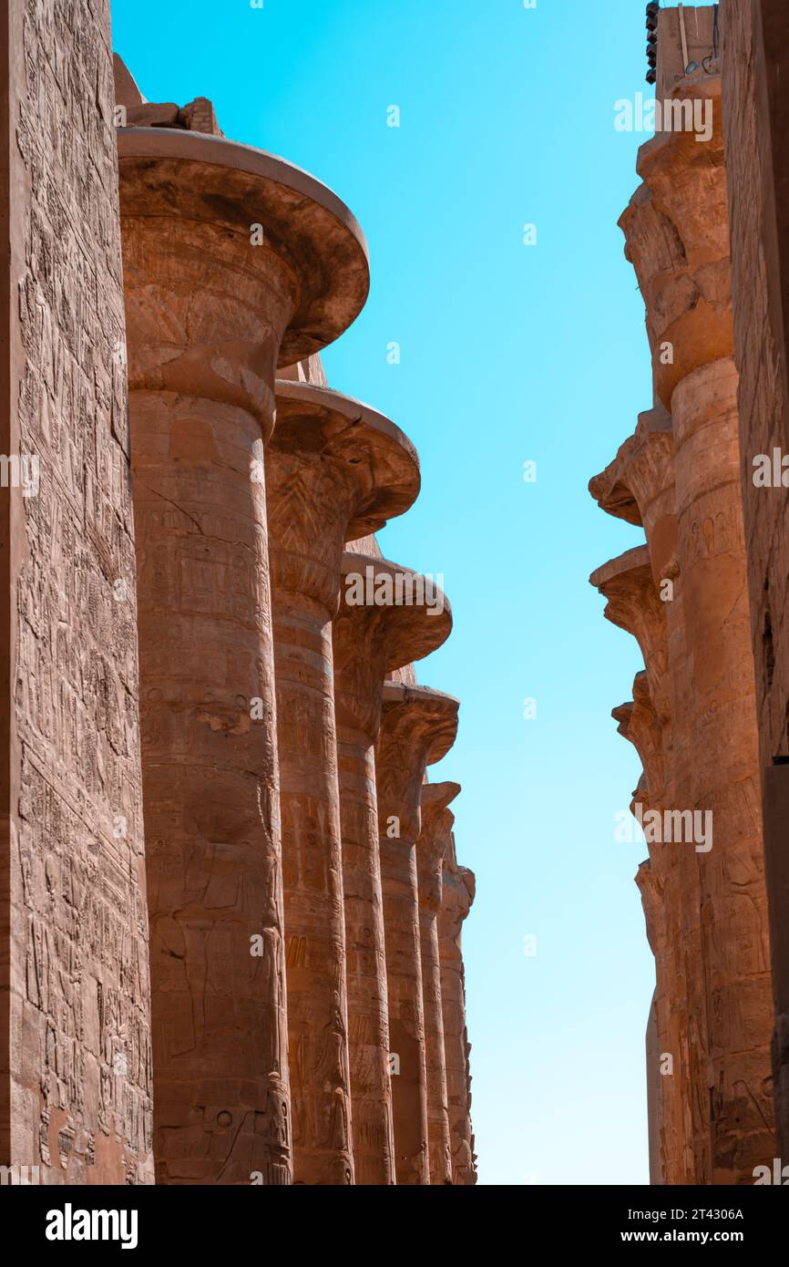 Ancient egyptian columns statues hi-res stock photography and images ...