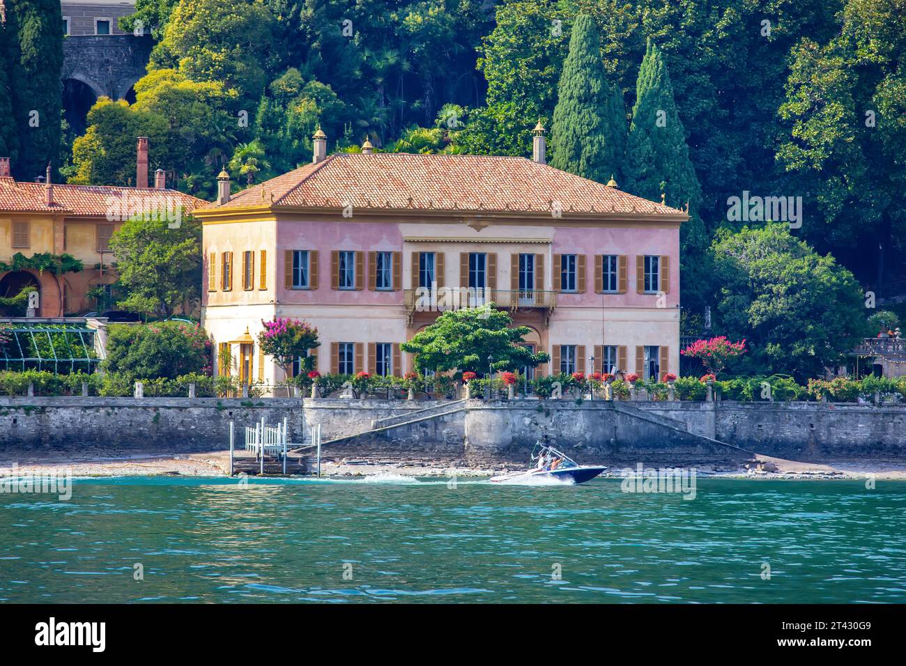View of the beautiful architecture and Lake Como in Italian Alps Stock ...