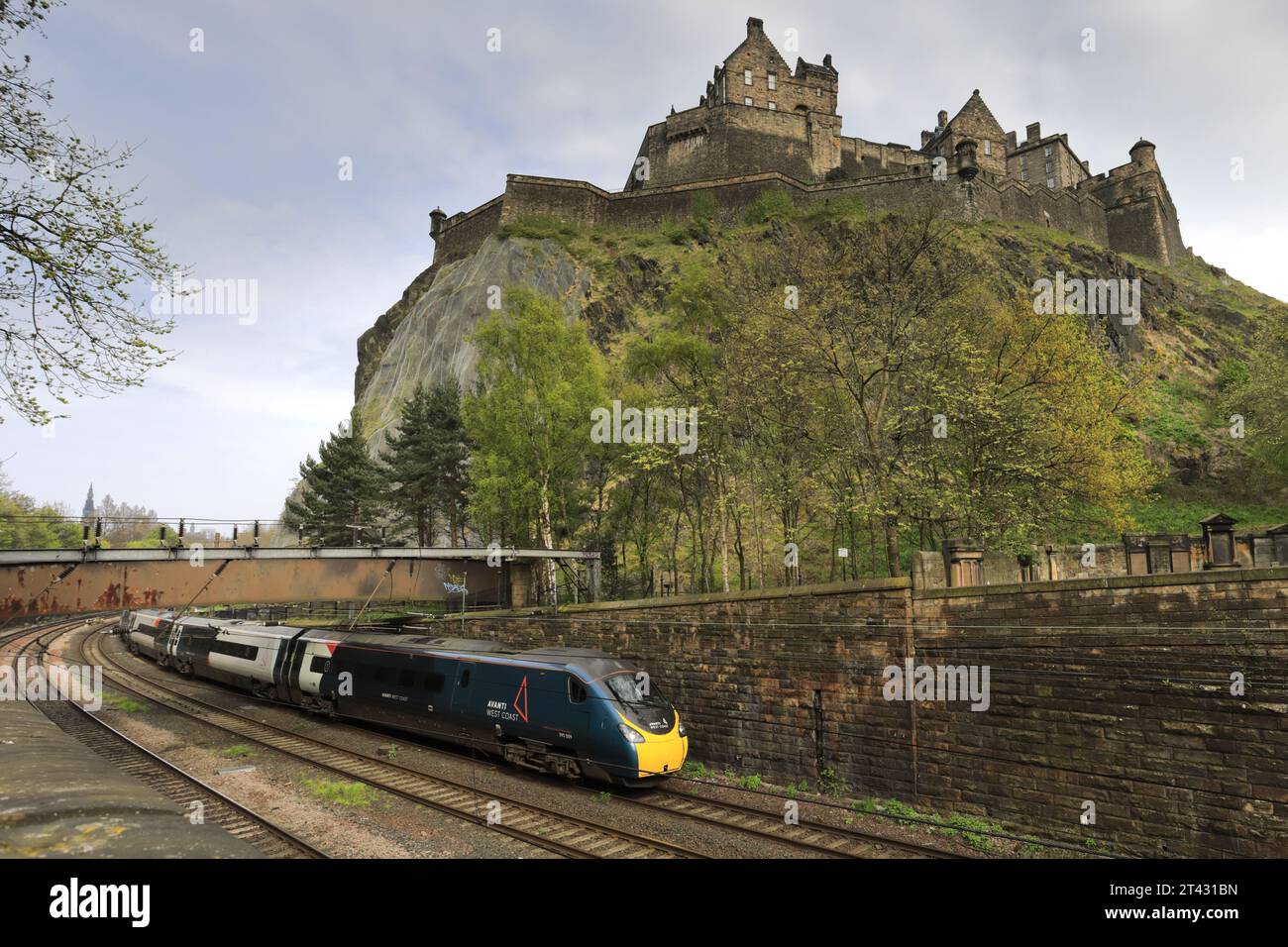 Avanti West Coast train 390009 leaving Edinburgh Waverley station ...