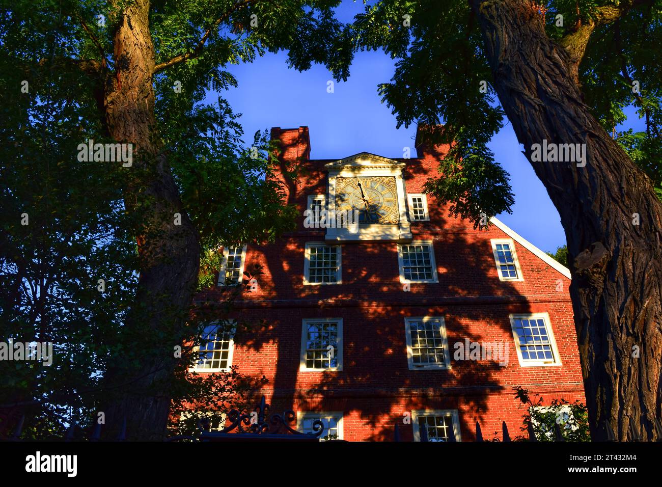 A stunning cultural house in America basks in the warm embrace of ...