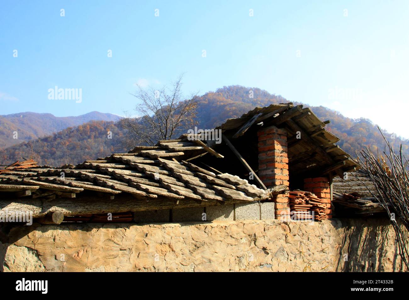 Shed collapse hi-res stock photography and images - Alamy