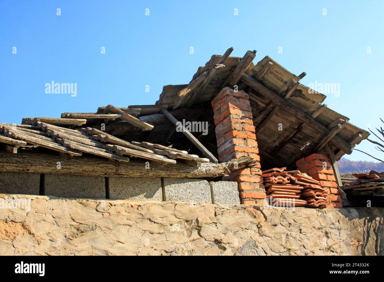Shed collapse hi-res stock photography and images - Alamy
