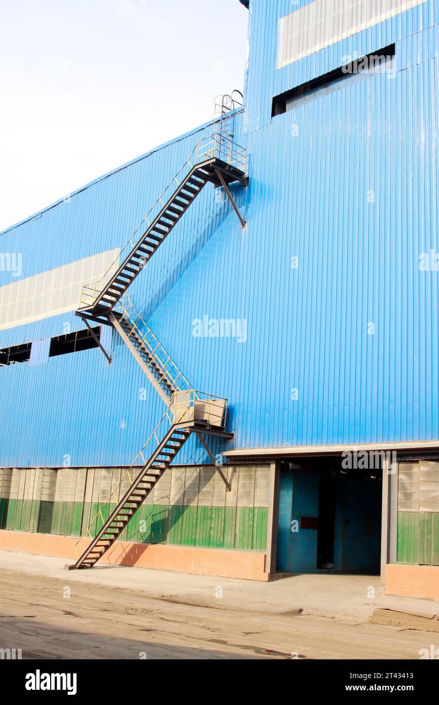 Fixed ladders hi-res stock photography and images - Alamy