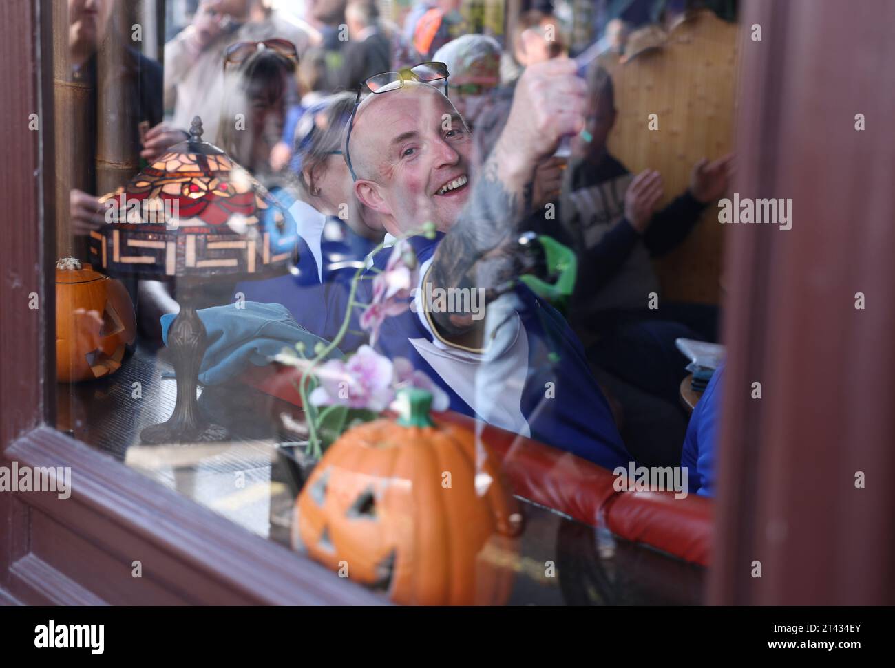 Chelsea fan pub hi-res stock photography and images - Alamy