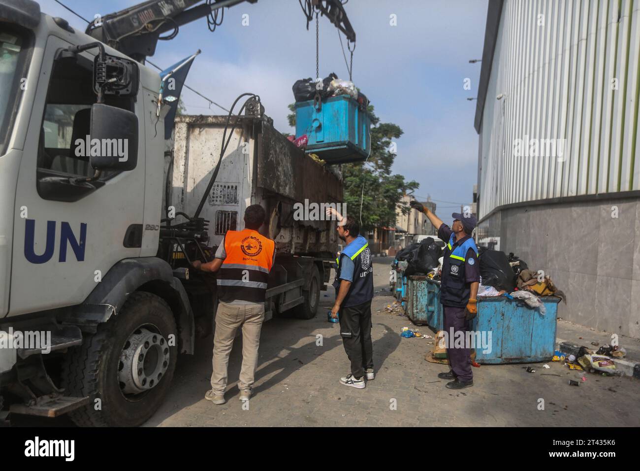 Khan Yunis, Palestinian Territories. 28th Oct, 2023. Workers from the ...