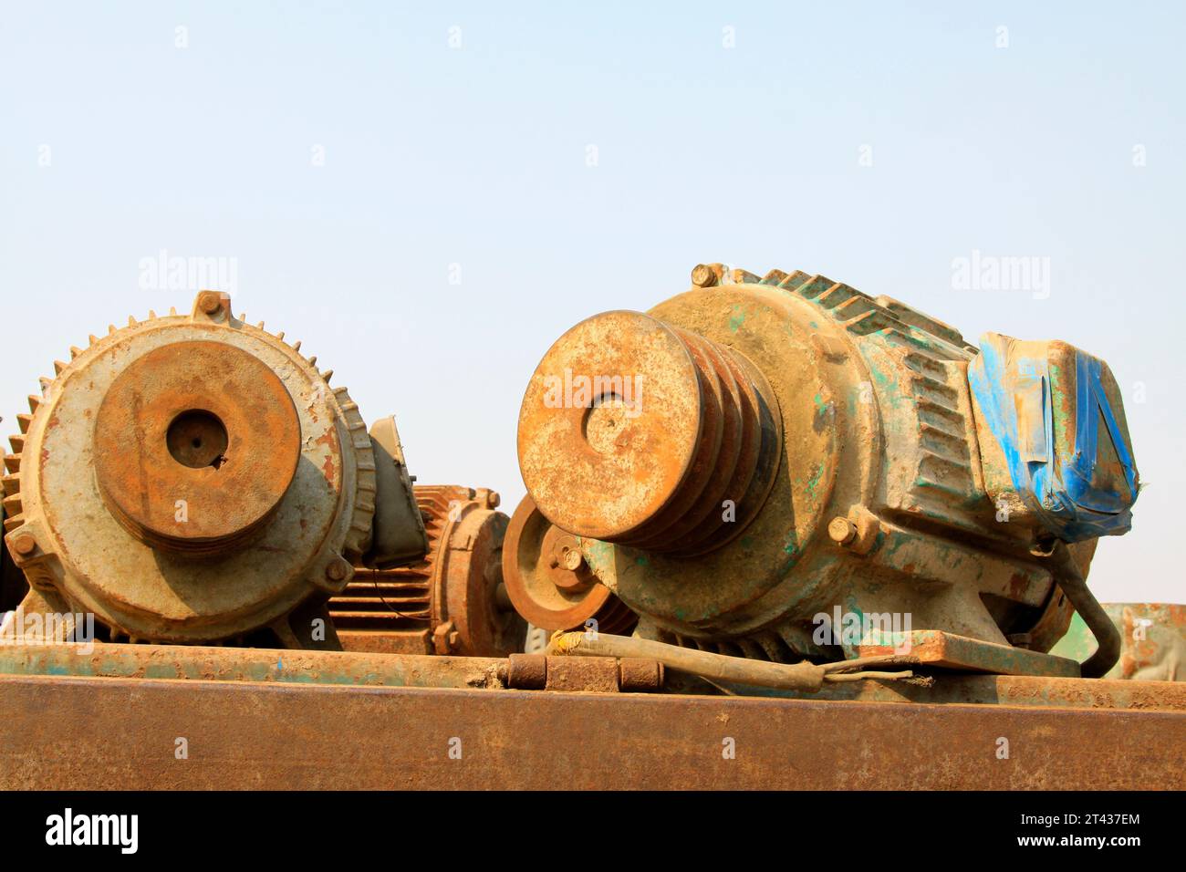 abandoned motor in a second-hand goods market Stock Photo - Alamy