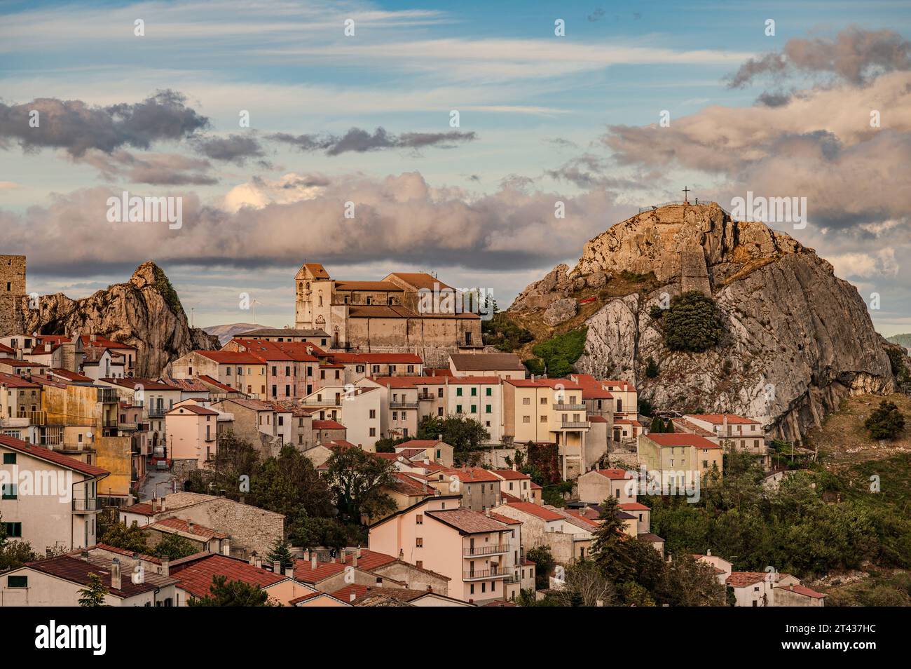 It is an Italian town of 732 inhabitants in the province of Isernia in ...