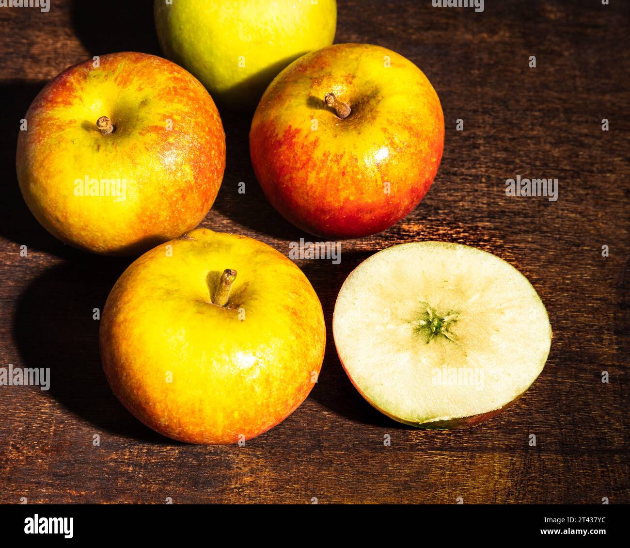 bunch of apples on an apple crate Stock Photo - Alamy