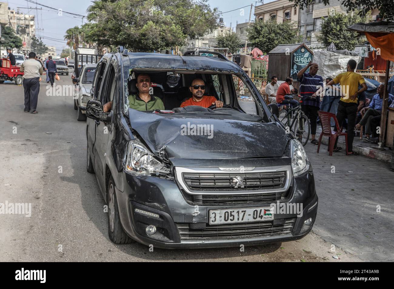 Rafah, Palestinian Territories. 28th Oct, 2023. Palestinian drive car ...