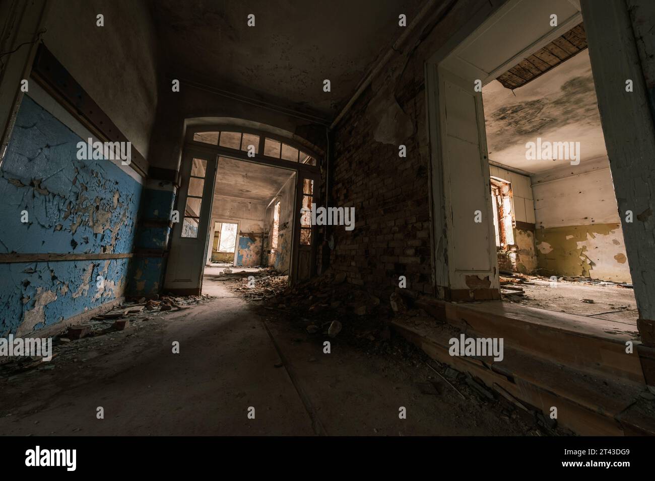 From above of abandoned building dwelling residential place with shabby ...