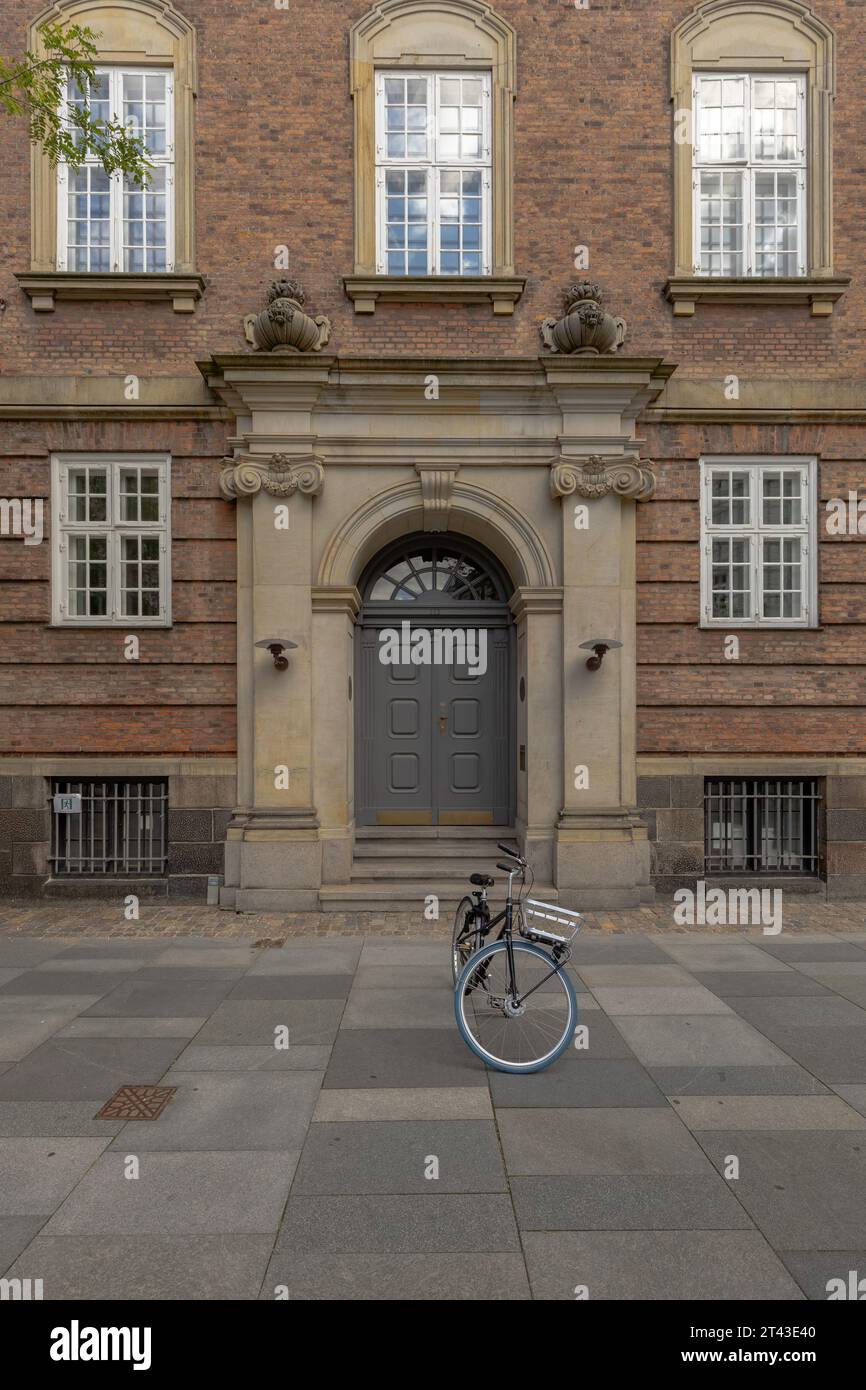 Side entrance door hi-res stock photography and images - Alamy