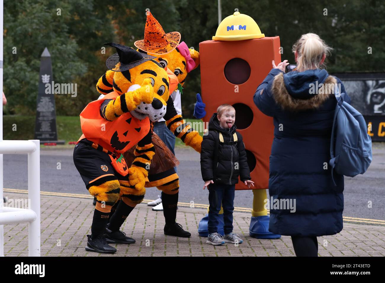 Hull, UK. 26th Oct, 2023. Hull City mascots Roary and Amber meet with ...