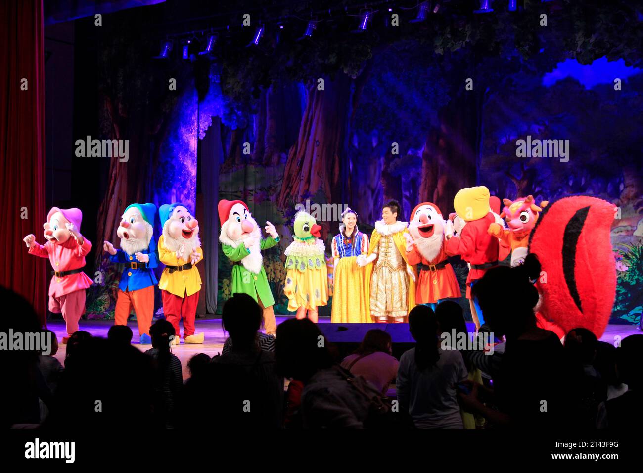 Snow white seven dwarfs pantomime hi-res stock photography and images ...