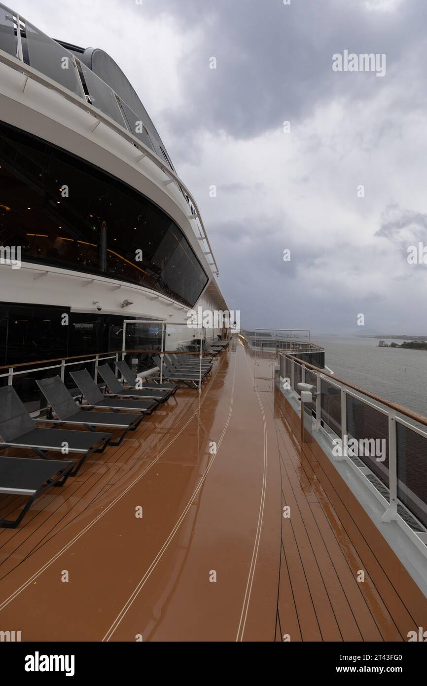 Cruise walkway hi-res stock photography and images - Alamy