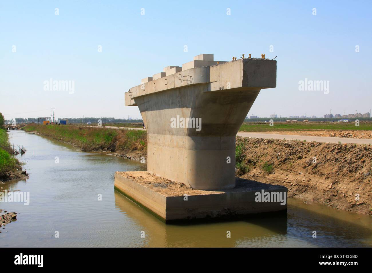 Pouring concrete bridge pier hi-res stock photography and images - Alamy