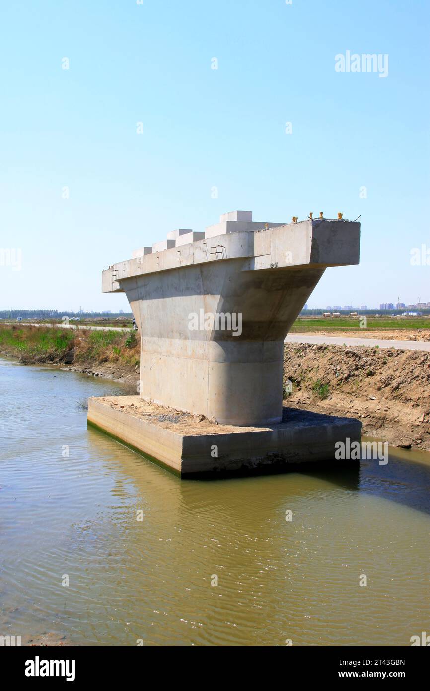 Pouring concrete bridge pier hi-res stock photography and images - Alamy