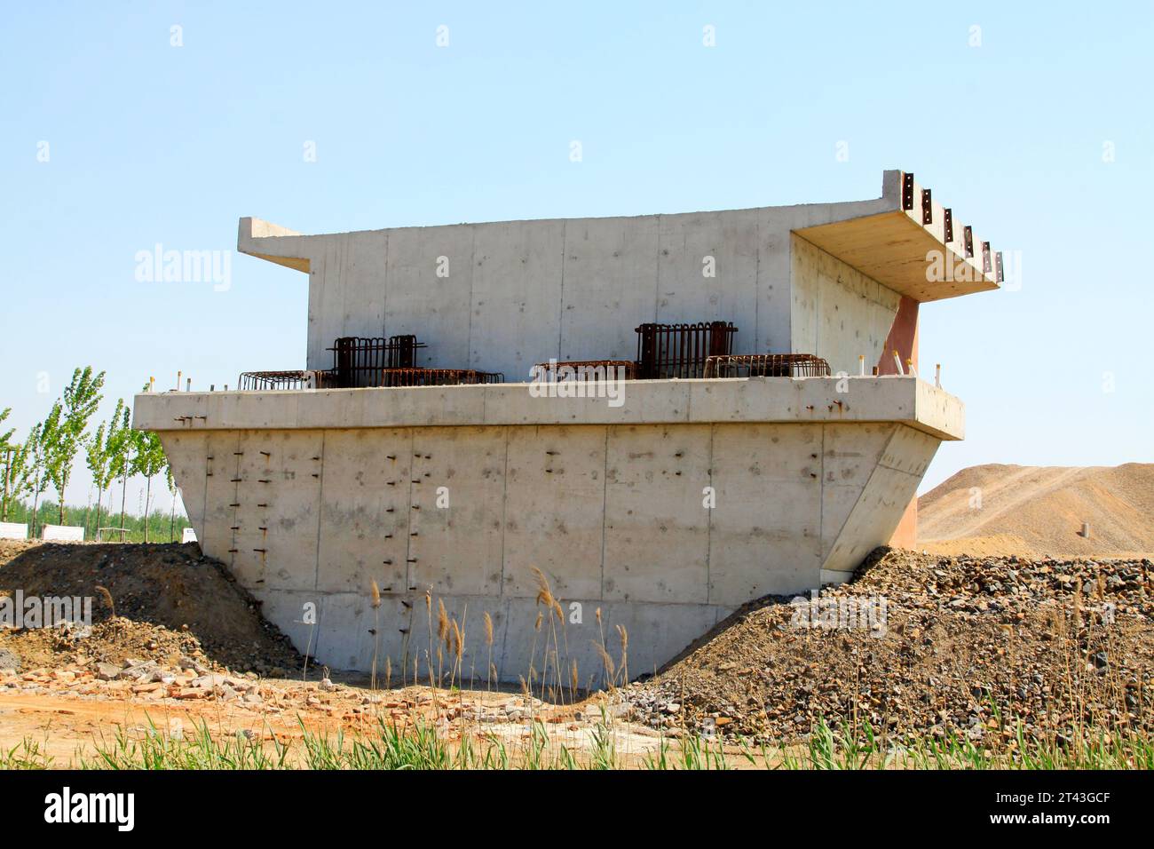 Pouring concrete bridge pier hi-res stock photography and images - Alamy