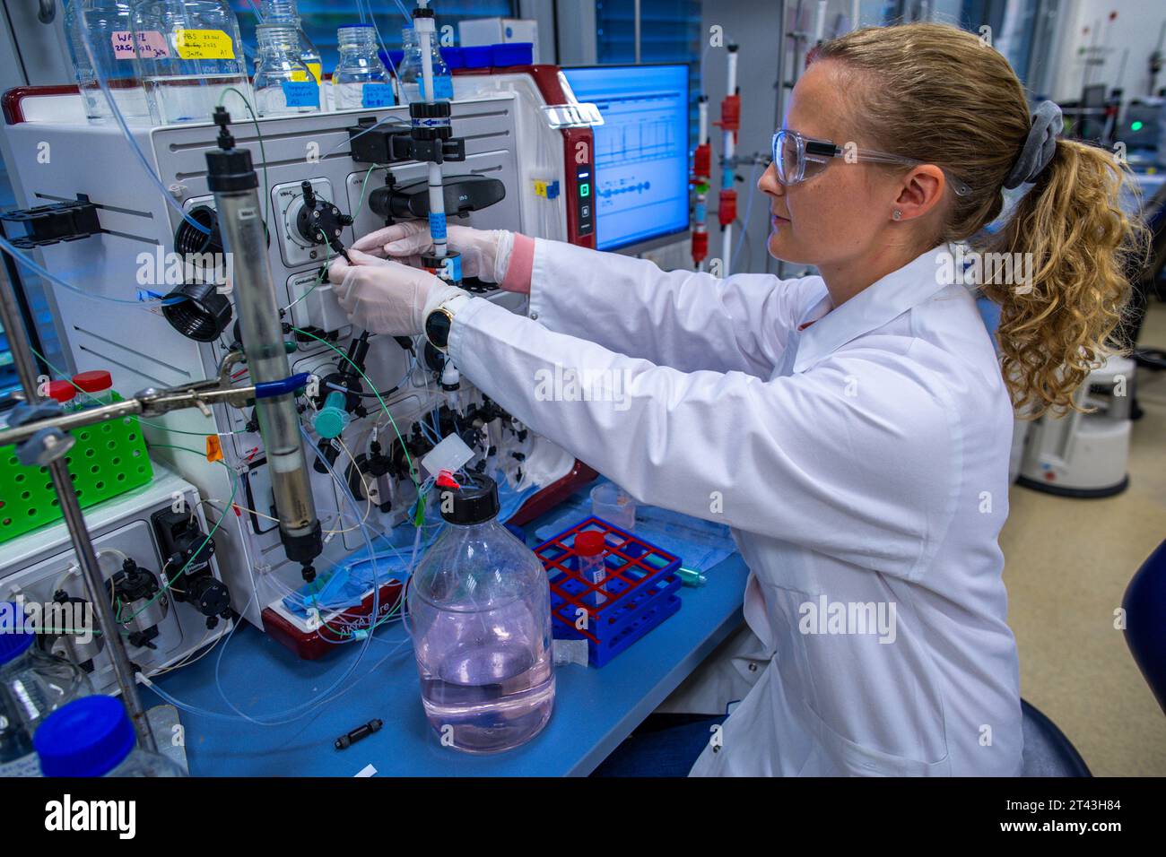 Chromatography process hi-res stock photography and images - Alamy