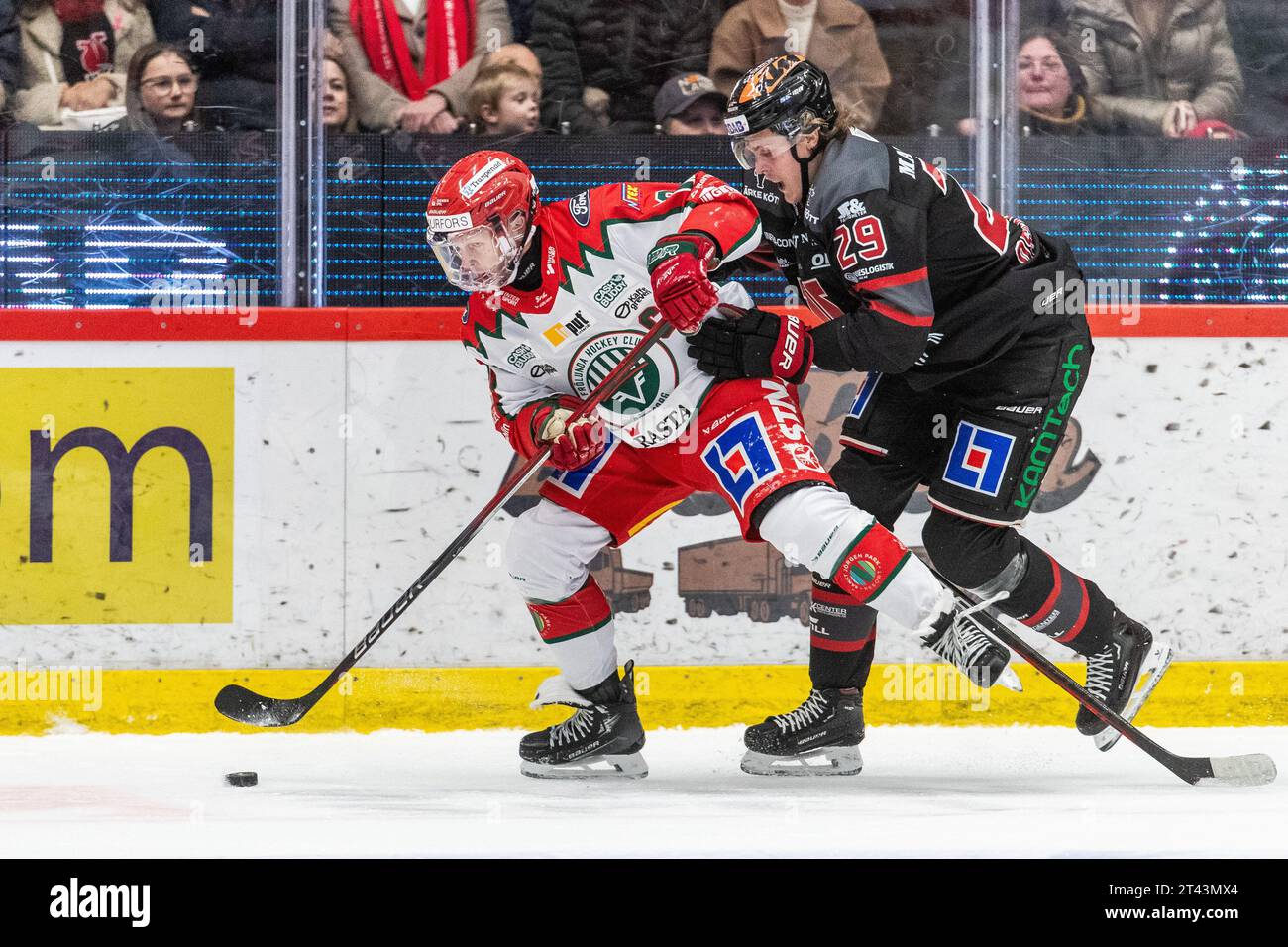 231028 Frölundas Max Friberg och Örebros Milton Oscarson under ...