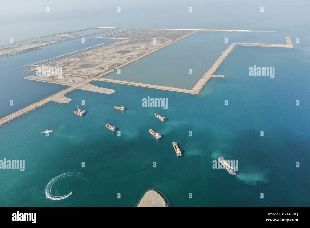 (231028) -- DALIAN, Oct. 28, 2023 (Xinhua) -- This aerial photo taken ...