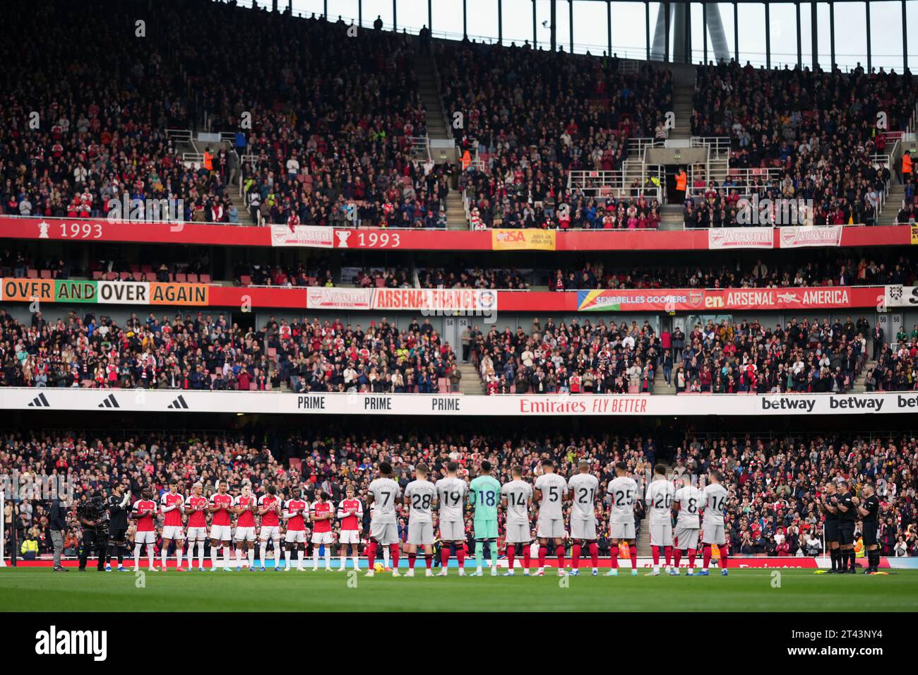 Arsenal and Sheffield United players observe a moments applause in ...