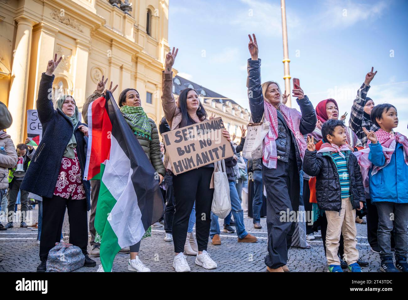 October 28, 2023, MÃ¼nchen, Bayern, Deutschland: Teilnehmer*innen heben ...