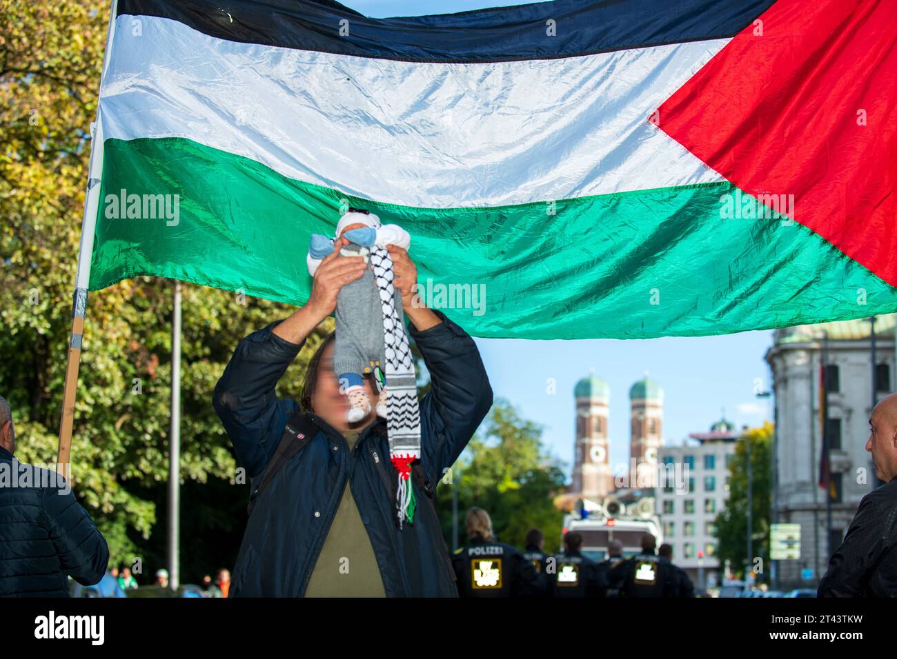 Pro Palästina Demo, Baby vor Flagge Palästinas, München, 28. Oktober ...