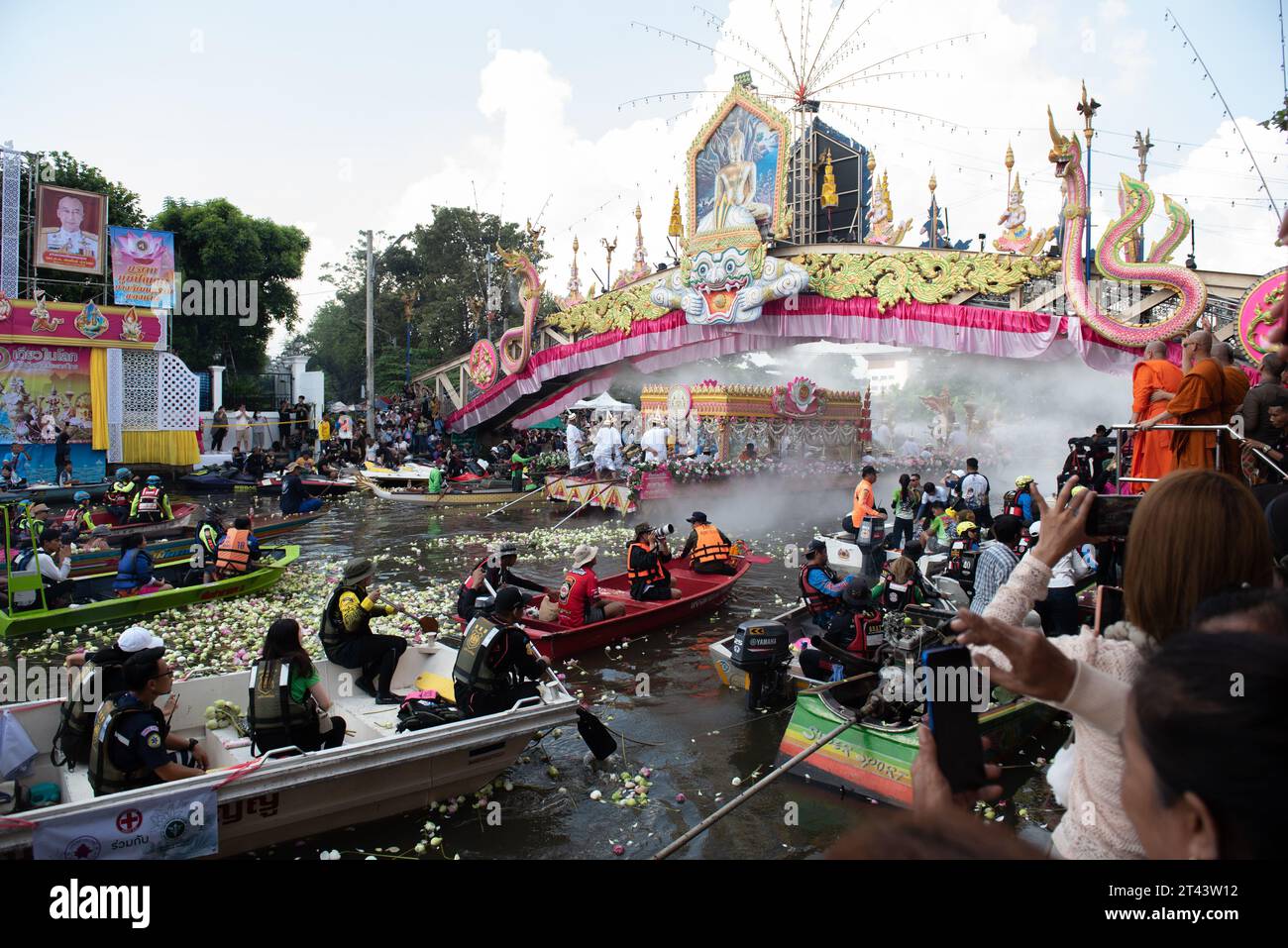 Luang pho yai hi-res stock photography and images - Alamy