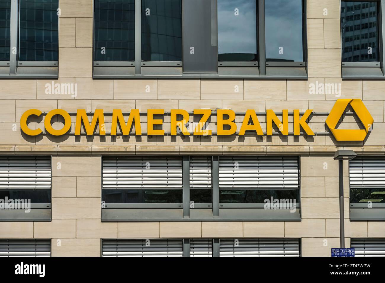 Logo einer Filiale der Commerzbank, Frankfurt, Hessen, Deutschland ...