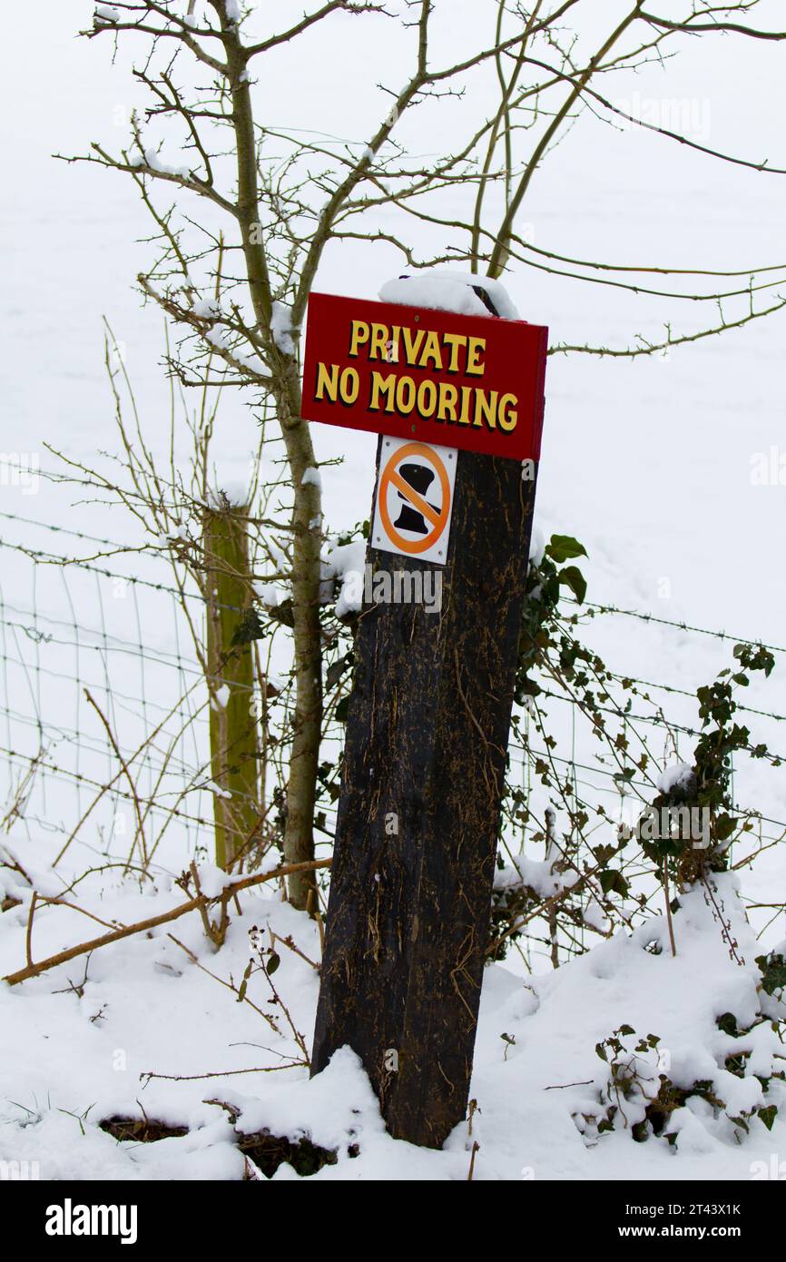 Private mooring canal side at Aldermaston Wharf on the Kennet and Avon ...