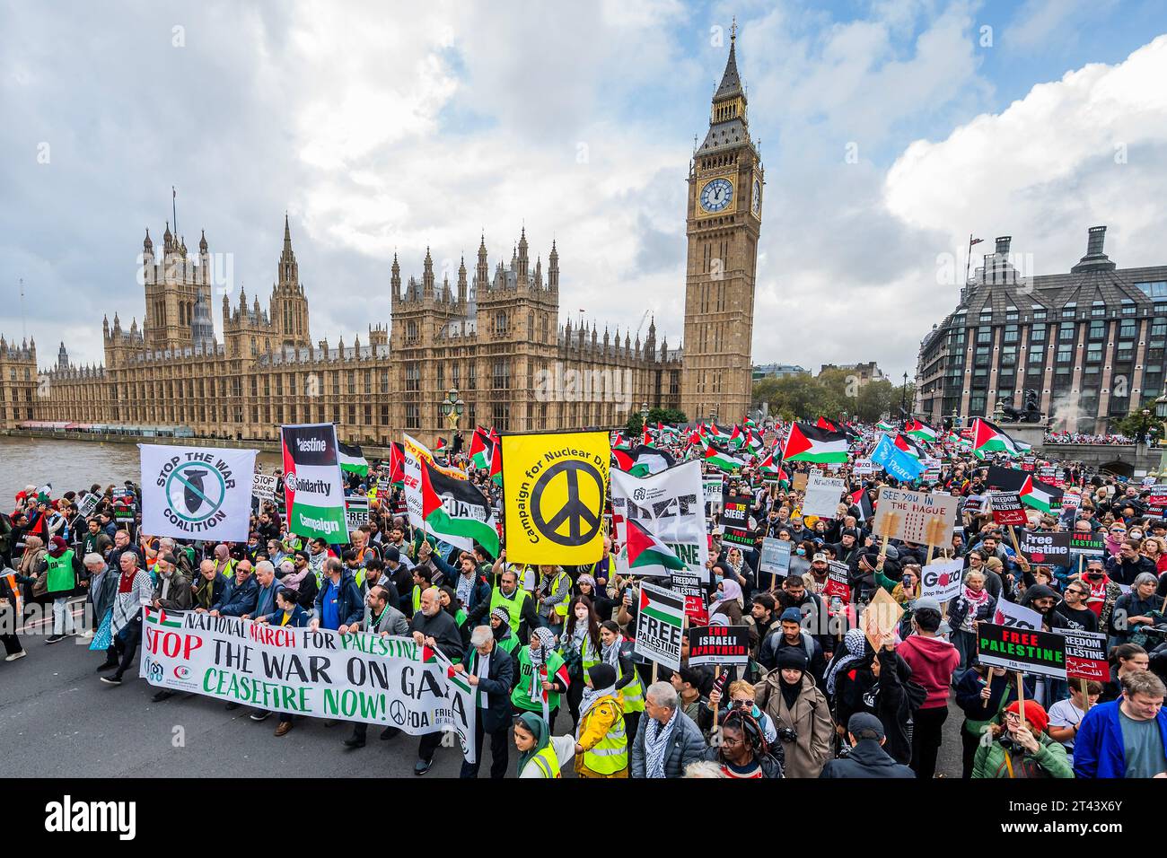 London, UK. 28th Oct, 2023. The march on Westminster Bridge - Palestine ...