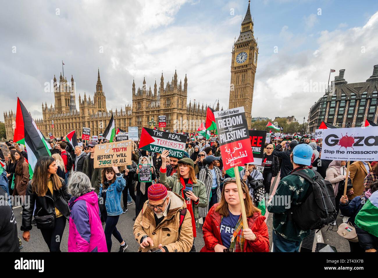 London, UK. 28th Oct, 2023. The march on Westminster Bridge - Palestine ...