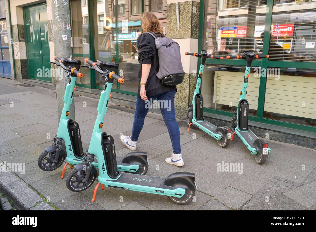 Behinderung, E-Scooter auf Gehweg, Bürgersteig, Kaiserstraße, Frankfurt ...