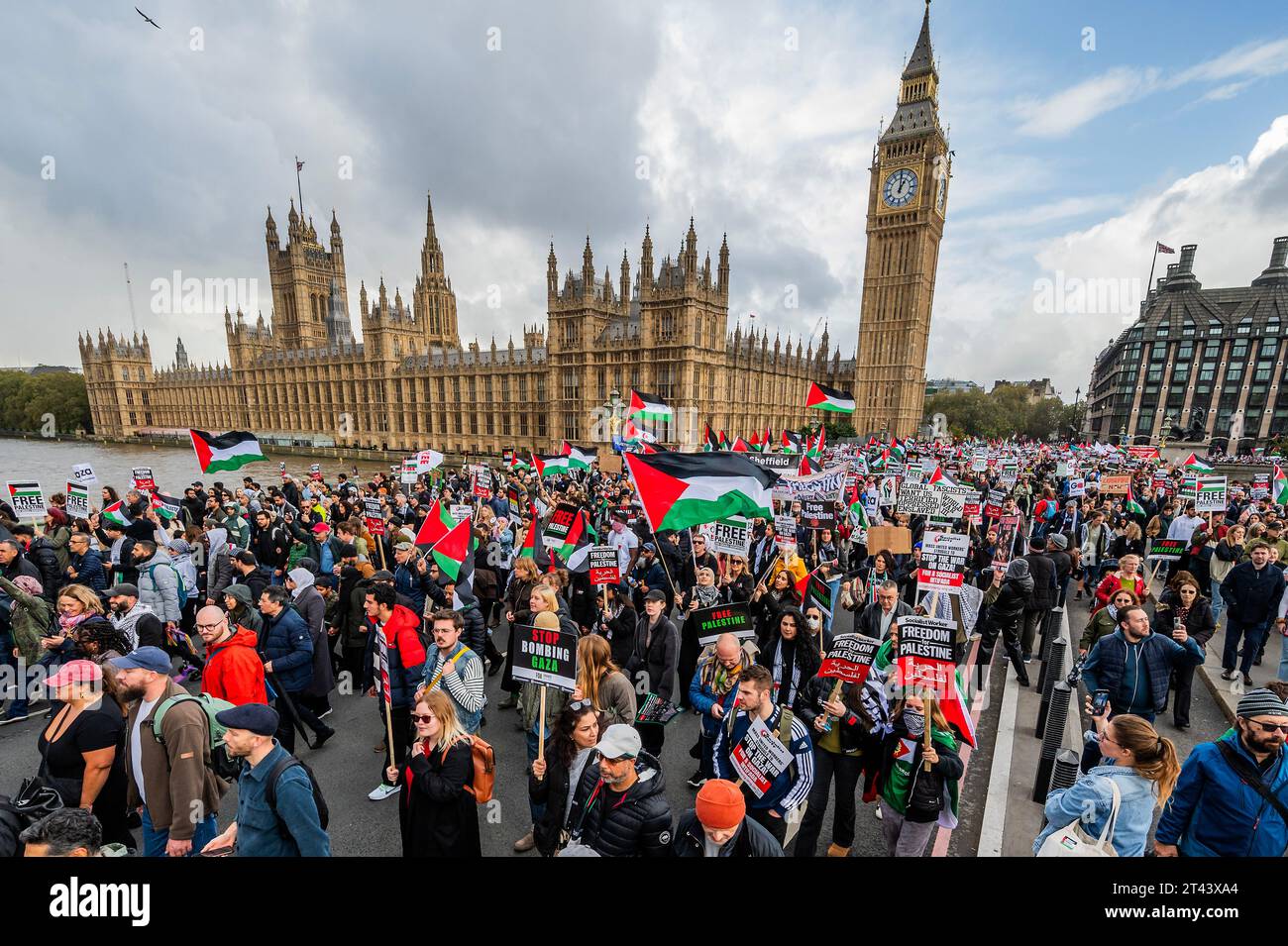 London, UK. 28th Oct, 2023. The march on Westminster Bridge - Palestine ...